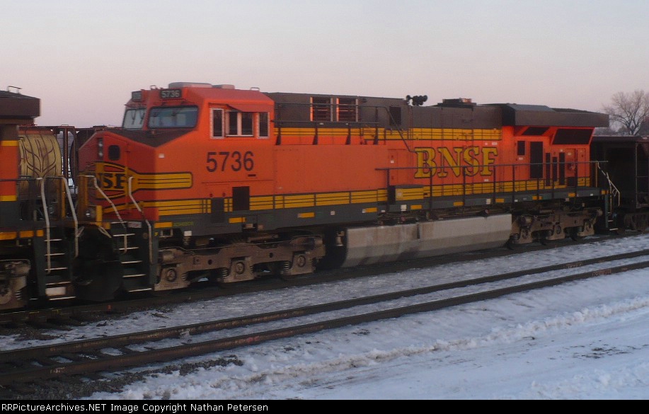 BNSF 5736